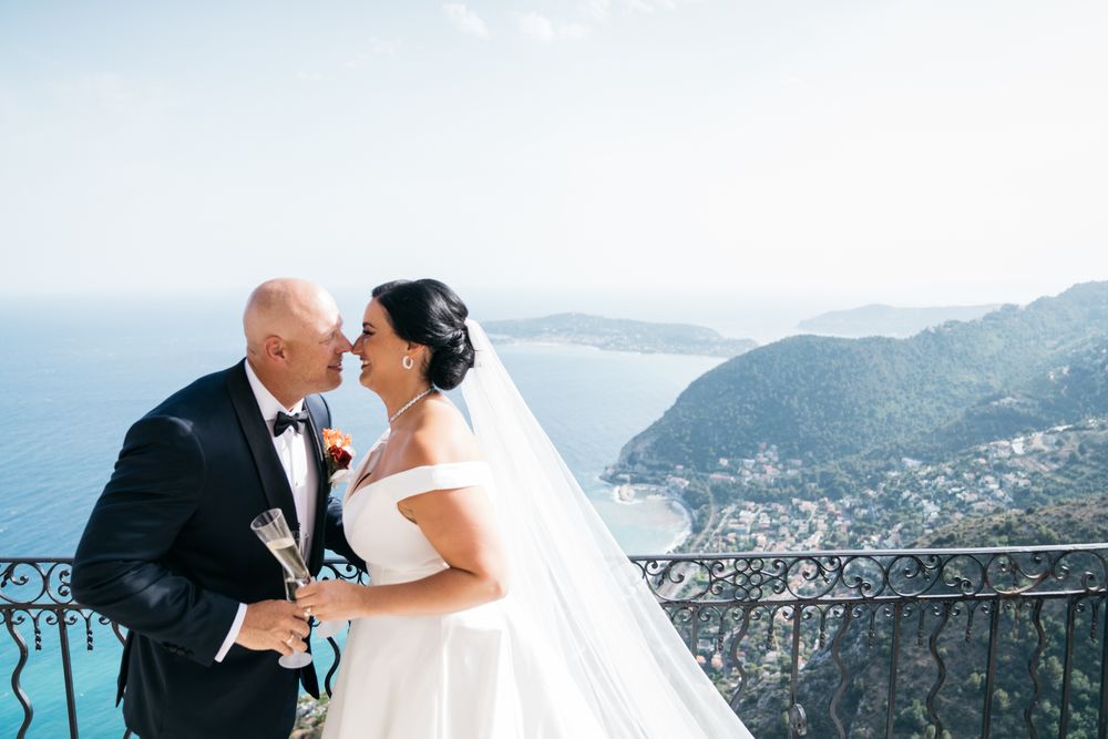Bright summer wedding for a group of 16 at the Côte d'Azur