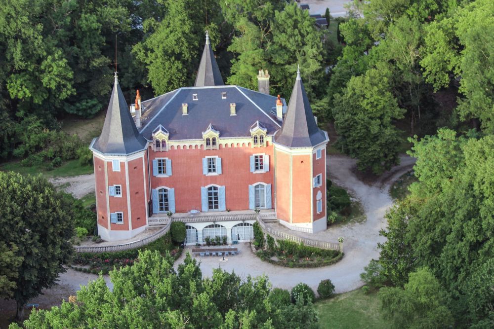Red-brick elopement château in South West France