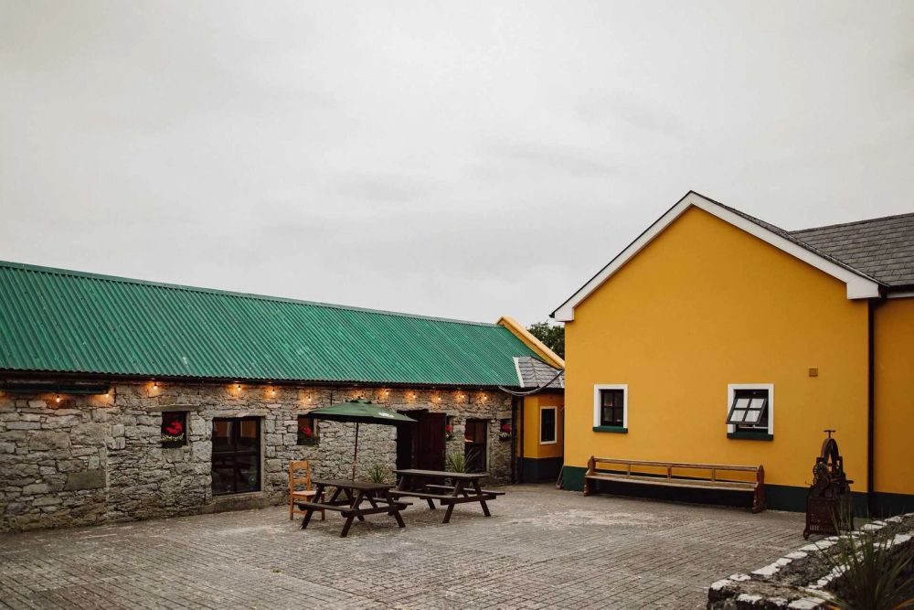 Rustic and traditional Irish pub with dance floor in Clare